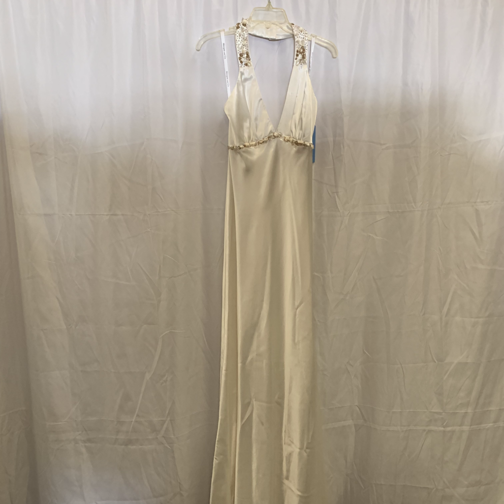 Long Ivory gown with beaded details - Monumental Costumes